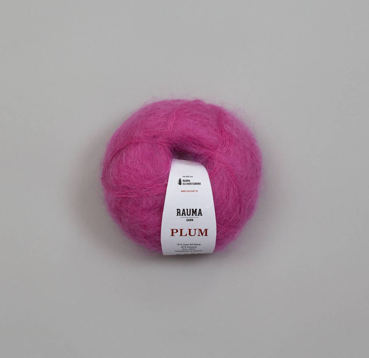 Rauma Plum er et tynt garn som gir florlette plagg, enten du strikker ...